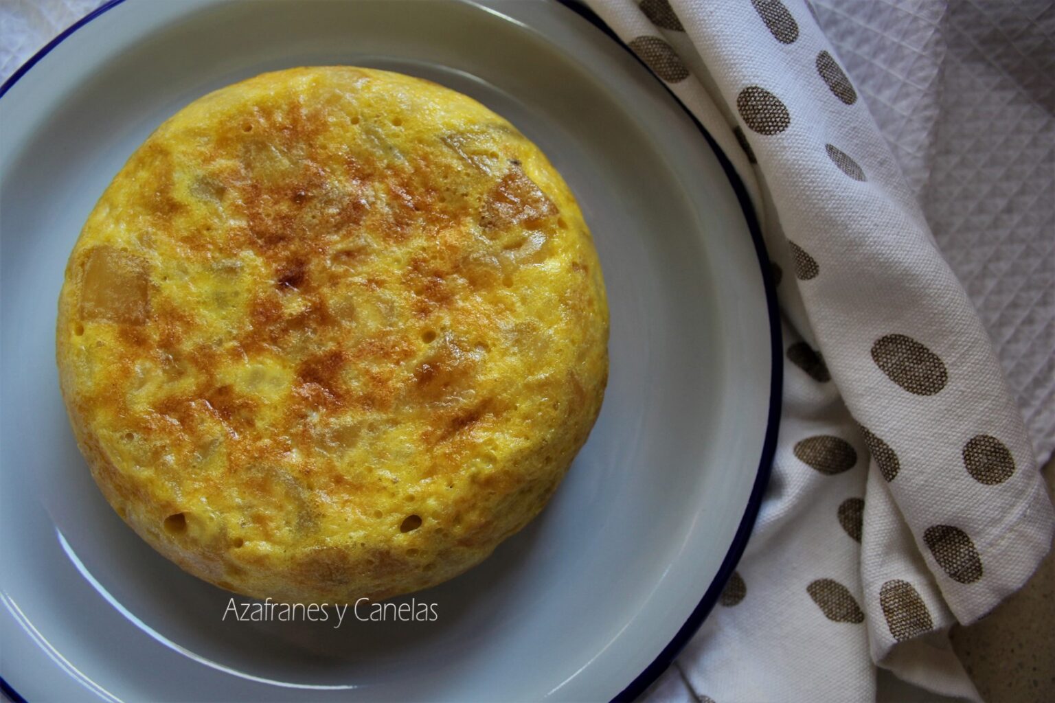 Tortilla de patatas con cebolla - Azafranes y Canelas