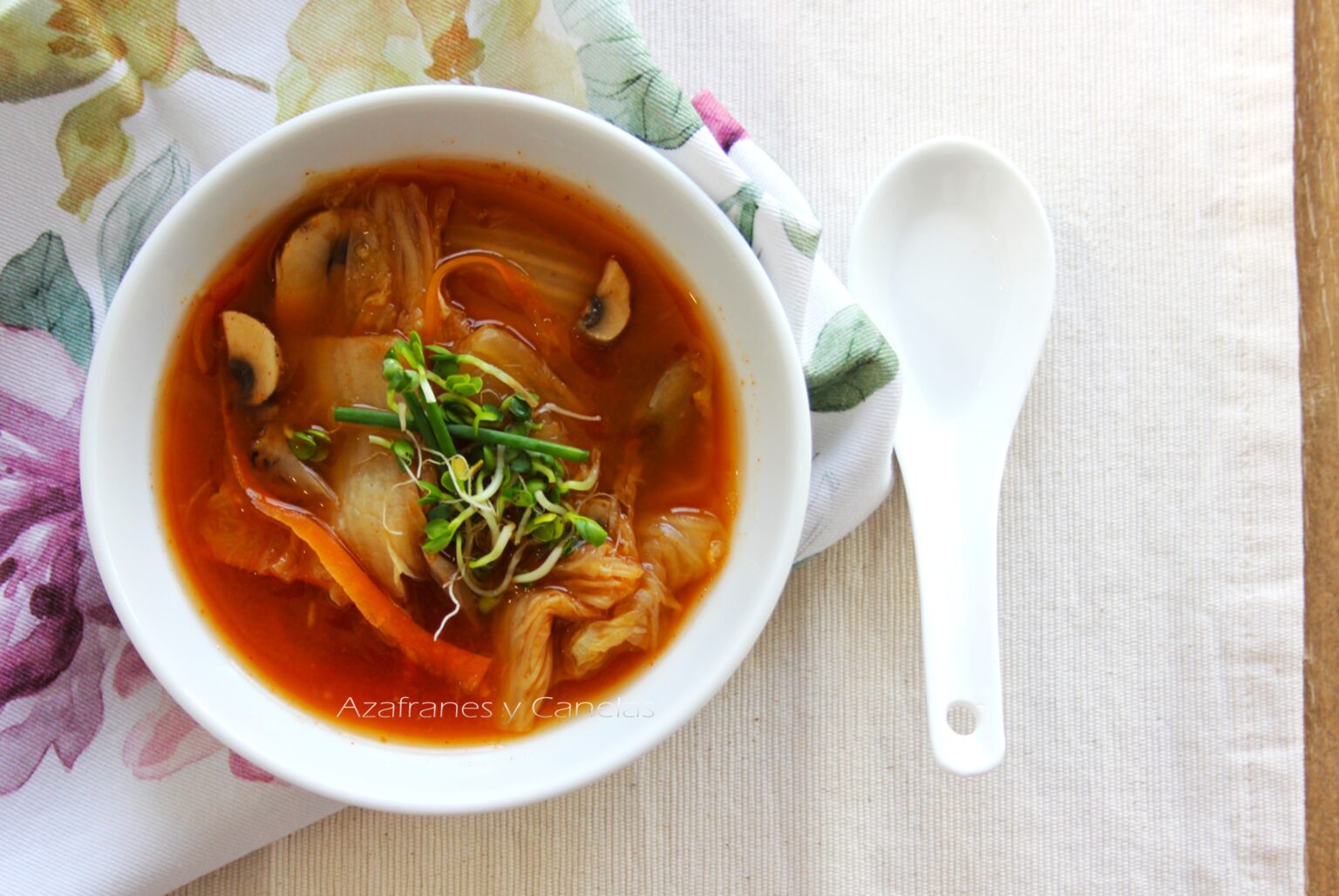 Como preparar sopa de kimchi: Receta coreana tradicional - Azafranes y ...