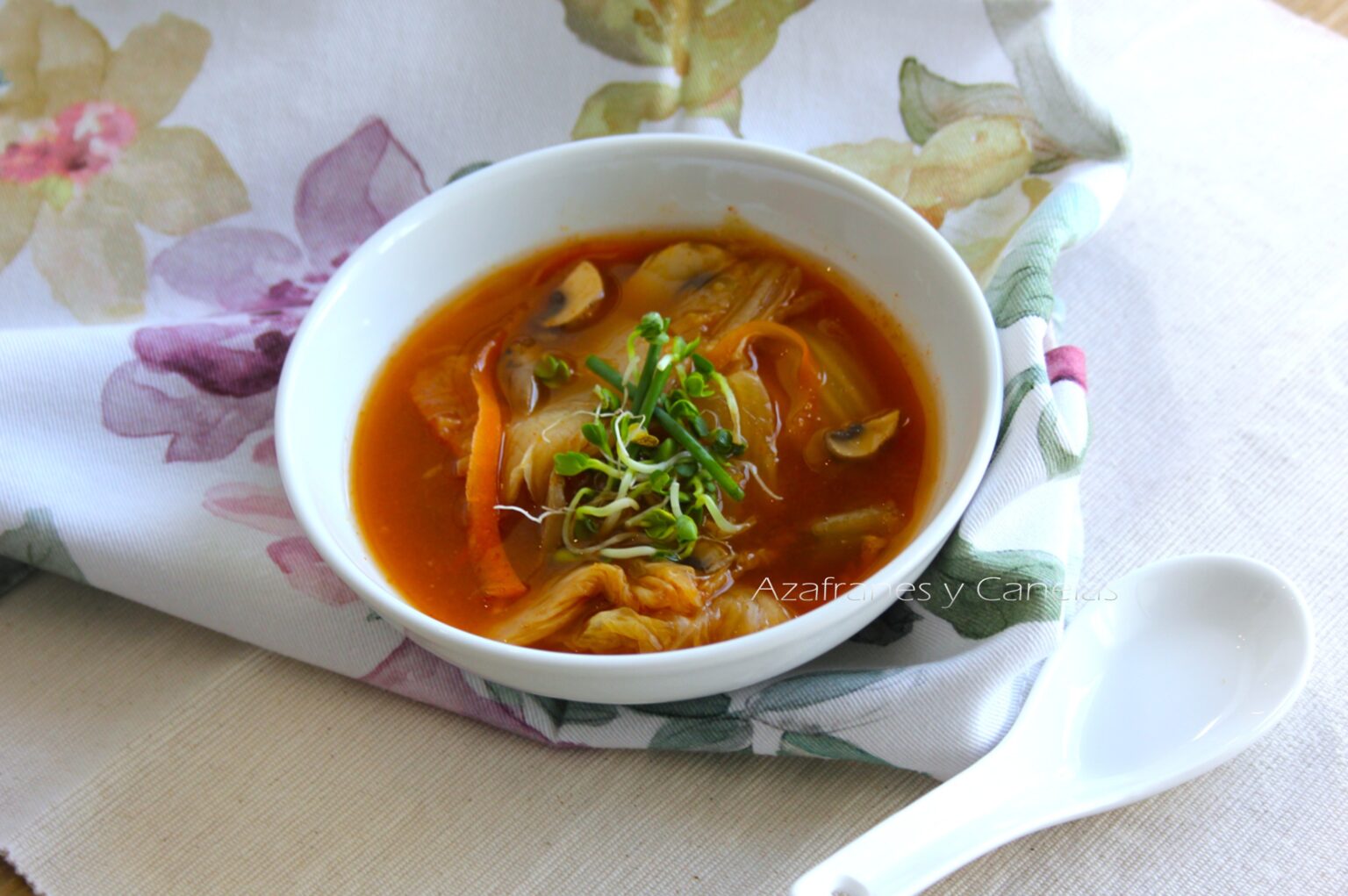 Como preparar sopa de kimchi: Receta coreana tradicional - Azafranes y ...